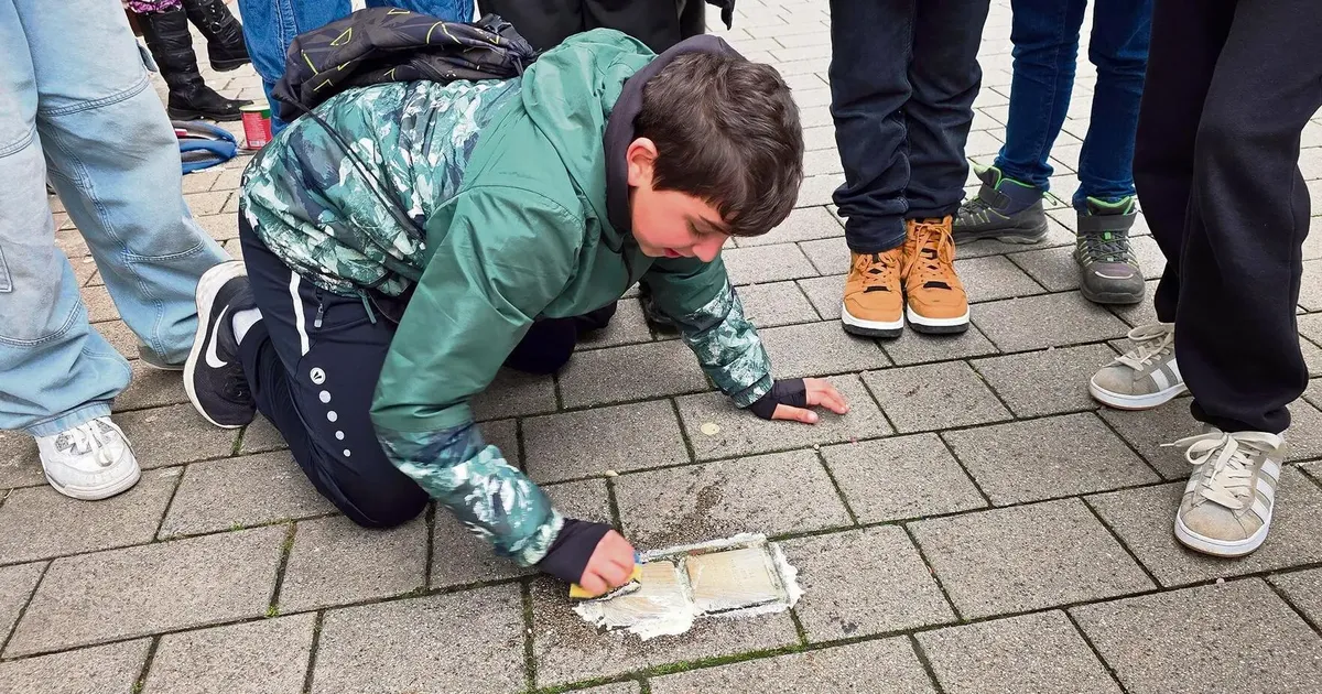 Lenninger Schüler polieren Stolpersteine - Rund um die Teck - Teckbote
